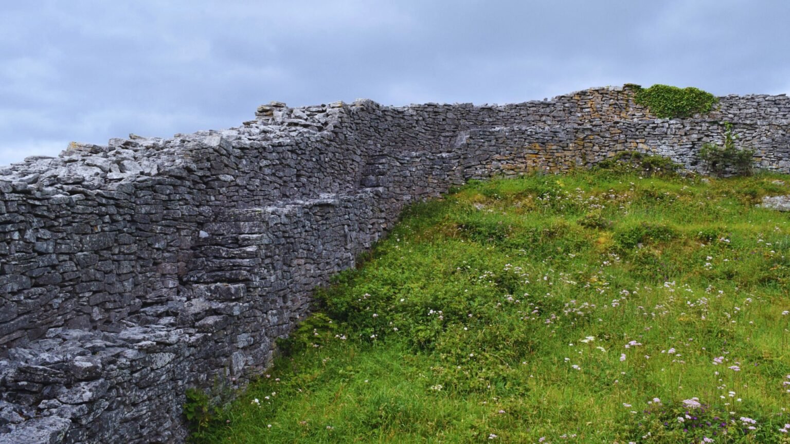 Inis Meain (Inishmaan) Guide: What To Do, How To Get To, Tour